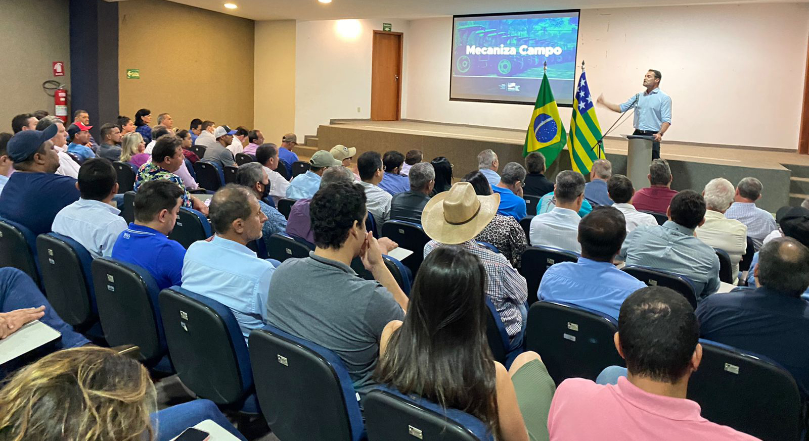 Seapa oficializa entrega de 15 tratores a municípios goianos, dentro do ...