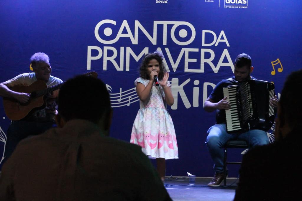 Crianças de 5 a 8 anos de idade marcam o primeiro dia do Canto da ...