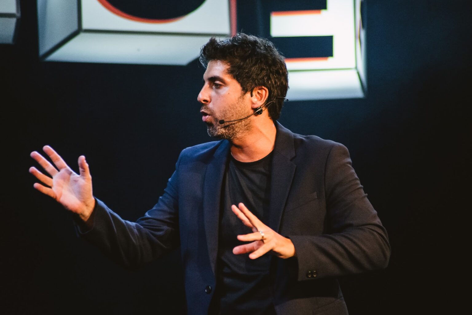 Gabriel Louchard se apresenta no Teatro Goiânia com a peça “Como é que ...