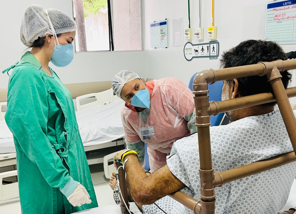 Cadeira de PVC se torna aliada na reabilitação de pacientes acamados no ...